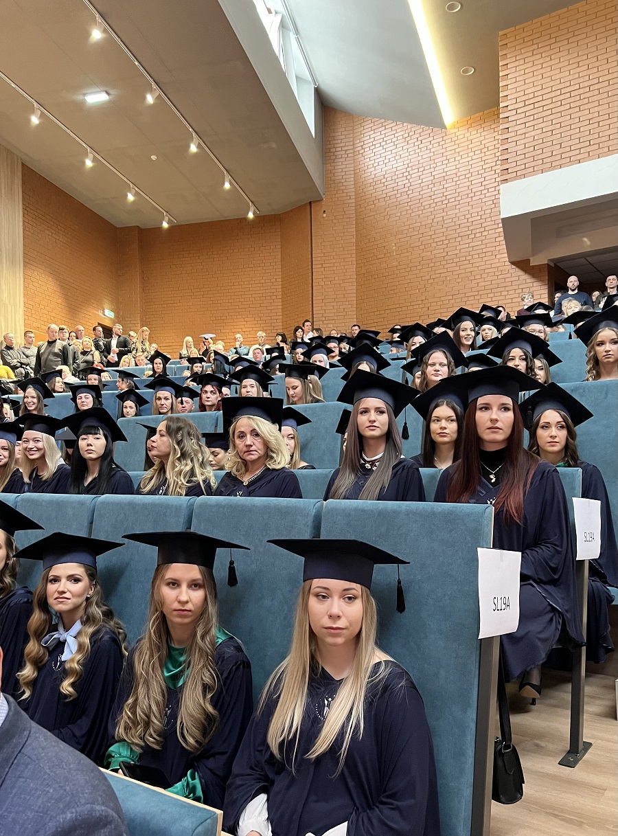 SPF įteikti profesinio bakalauro diplomai – VIKO Sveikatos Priežiūros ...